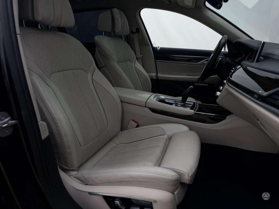 Black BMW 740 2016 in Vilnius, with an engine capacity of 3.00 L and mileage of 80 thousand km for 23300 €, photo 16 on AUTOMOTO.COM.LV