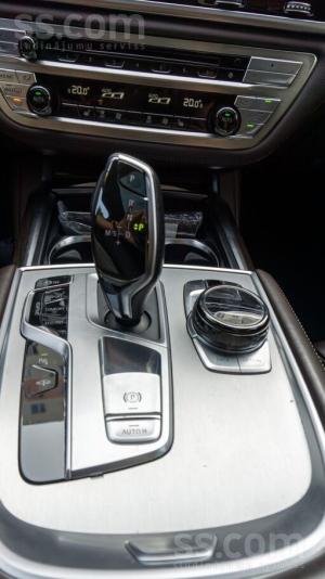 Black BMW 740 2016 in Riga, with an engine capacity of 3.00 L and mileage of 315 thousand km for 20490 €, photo 16 on AUTOMOTO.COM.LV