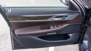 Black BMW 740 2016 in Riga, with an engine capacity of 3.00 L and mileage of 315 thousand km for 20490 €, photo 27 on AUTOMOTO.COM.LV