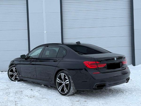 Black BMW 740 2017 in Mazeikiai, with an engine capacity of 3.00 L and mileage of 150 thousand km for 29999 €, photo 3 on AUTOMOTO.COM.LV