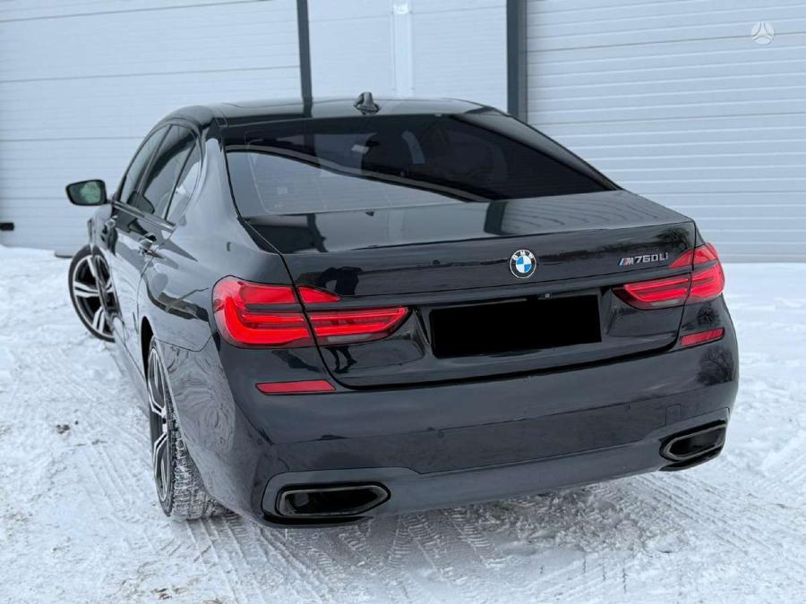 Black BMW 740 2017 in Mazeikiai, with an engine capacity of 3.00 L and mileage of 150 thousand km for 29999 €, photo 4 on AUTOMOTO.COM.LV