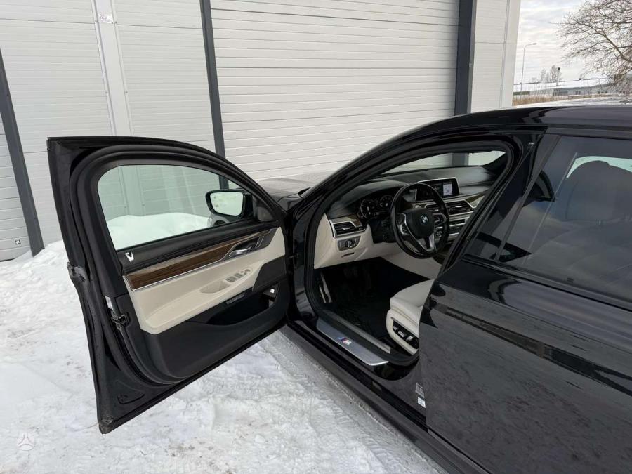 Black BMW 740 2017 in Mazeikiai, with an engine capacity of 3.00 L and mileage of 150 thousand km for 29999 €, photo 9 on AUTOMOTO.COM.LV