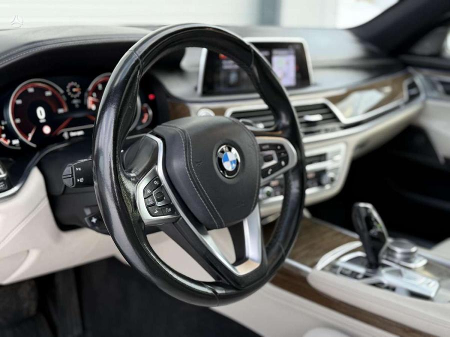 Black BMW 740 2017 in Mazeikiai, with an engine capacity of 3.00 L and mileage of 150 thousand km for 29999 €, photo 13 on AUTOMOTO.COM.LV