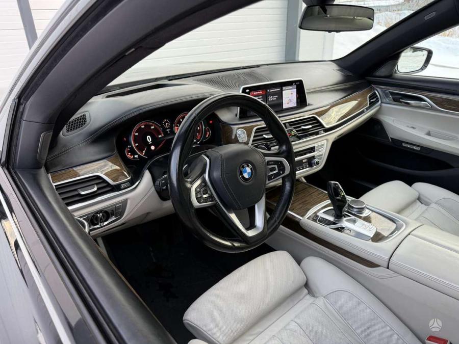 Black BMW 740 2017 in Mazeikiai, with an engine capacity of 3.00 L and mileage of 150 thousand km for 29999 €, photo 20 on AUTOMOTO.COM.LV