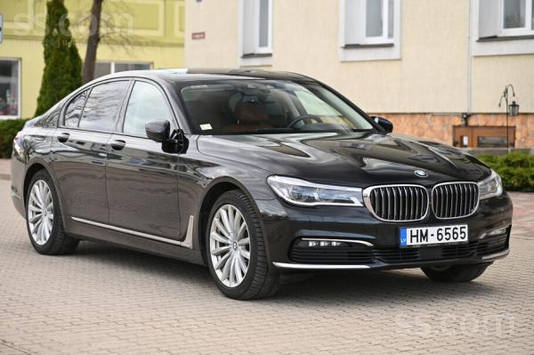 Black BMW 740 2017 in Riga, with an engine capacity of 3.00 L and mileage of 194 thousand km for 28900 €, photo 2 on AUTOMOTO.COM.LV