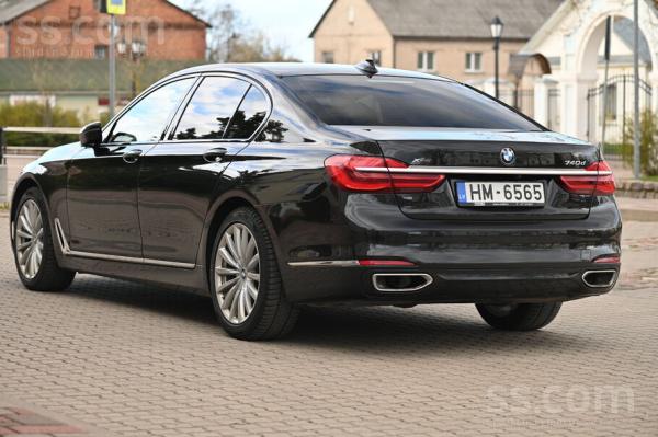 Black BMW 740 2017 in Riga, with an engine capacity of 3.00 L and mileage of 194 thousand km for 28900 €, photo 4 on AUTOMOTO.COM.LV