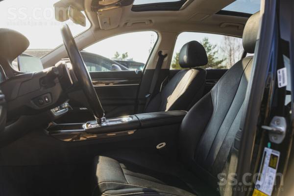 Black BMW 740 2017 in Riga, with an engine capacity of 3.00 L and mileage of 171 thousand km for 31990 €, photo 8 on AUTOMOTO.COM.LV