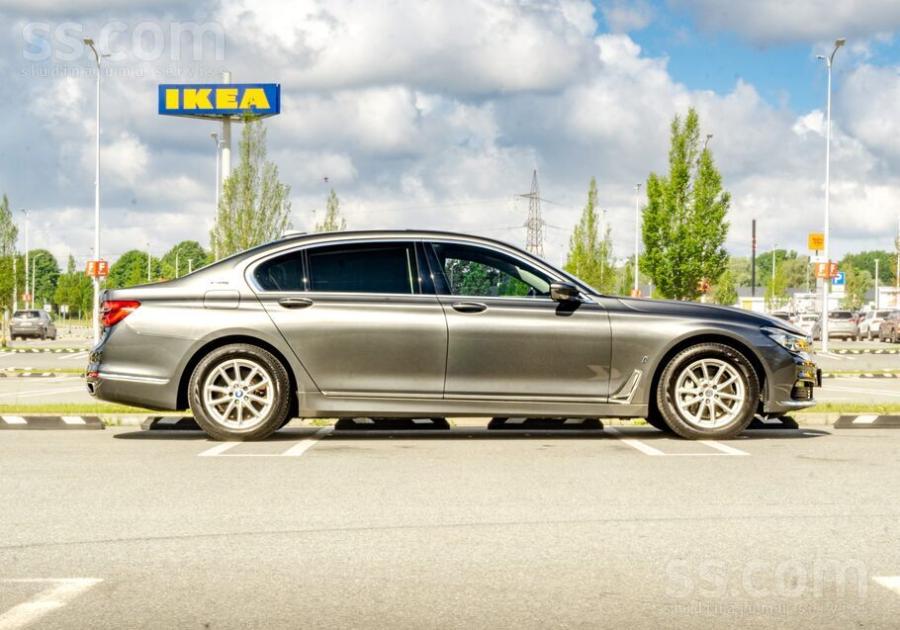 Black BMW 740 2017 in Riga, with an engine capacity of 2.00 L and mileage of 202 thousand km for 20590 €, photo 9 on AUTOMOTO.COM.LV