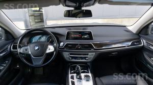 Black BMW 740 2017 in Riga, with an engine capacity of 2.00 L and mileage of 202 thousand km for 20590 €, photo 12 on AUTOMOTO.COM.LV