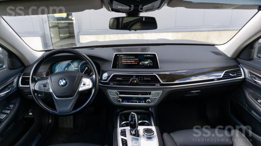 Black BMW 740 2017 in Riga, with an engine capacity of 2.00 L and mileage of 202 thousand km for 20590 €, photo 12 on AUTOMOTO.COM.LV