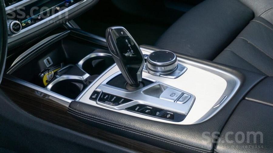Black BMW 740 2017 in Riga, with an engine capacity of 2.00 L and mileage of 202 thousand km for 20590 €, photo 15 on AUTOMOTO.COM.LV