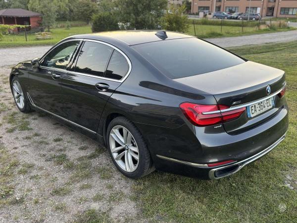 Black BMW 740 2017 in Kaunas, with an engine capacity of 2.99 L and mileage of 362 thousand km for 12900 €, photo 3 on AUTOMOTO.COM.LV