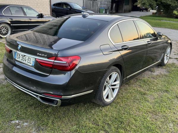 Black BMW 740 2017 in Kaunas, with an engine capacity of 2.99 L and mileage of 362 thousand km for 12900 €, photo 5 on AUTOMOTO.COM.LV
