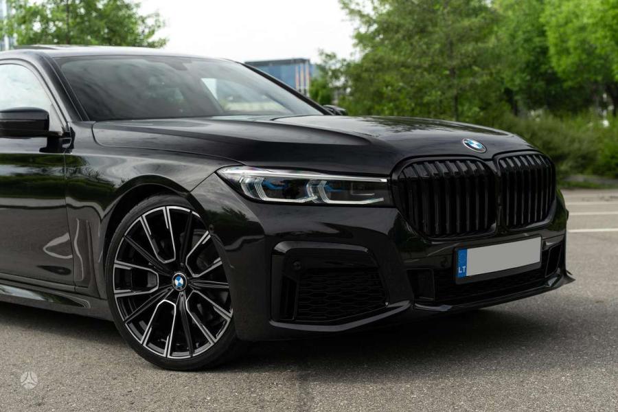 Black BMW 740 2017 in Vilnius, with an engine capacity of 3.00 L and mileage of 137 thousand km for 26000 €, photo 4 on AUTOMOTO.COM.LV