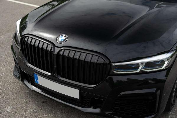 Black BMW 740 2017 in Vilnius, with an engine capacity of 3.00 L and mileage of 137 thousand km for 26000 €, photo 5 on AUTOMOTO.COM.LV