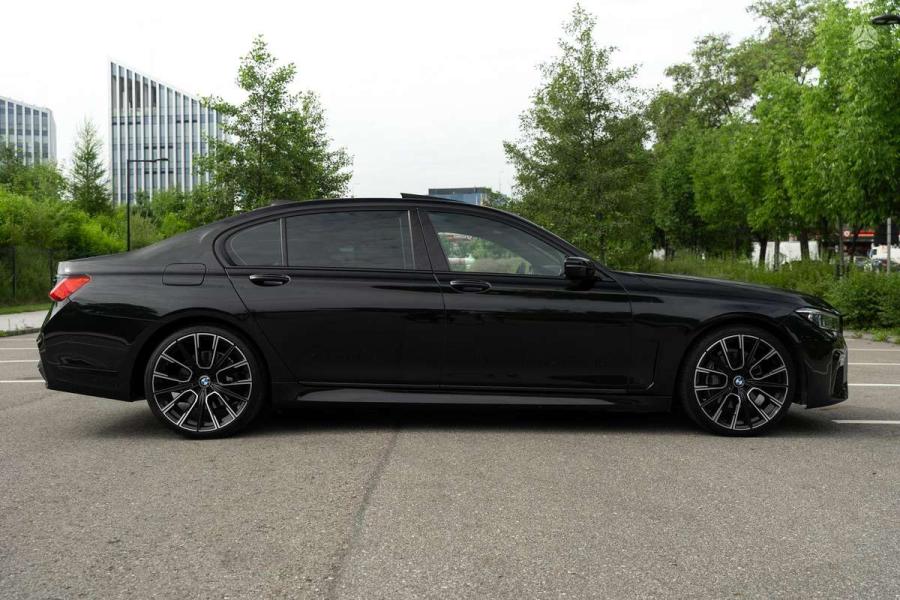 Black BMW 740 2017 in Vilnius, with an engine capacity of 3.00 L and mileage of 137 thousand km for 26000 €, photo 8 on AUTOMOTO.COM.LV