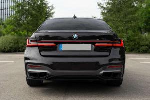 Black BMW 740 2017 in Vilnius, with an engine capacity of 3.00 L and mileage of 137 thousand km for 26000 €, photo 9 on AUTOMOTO.COM.LV