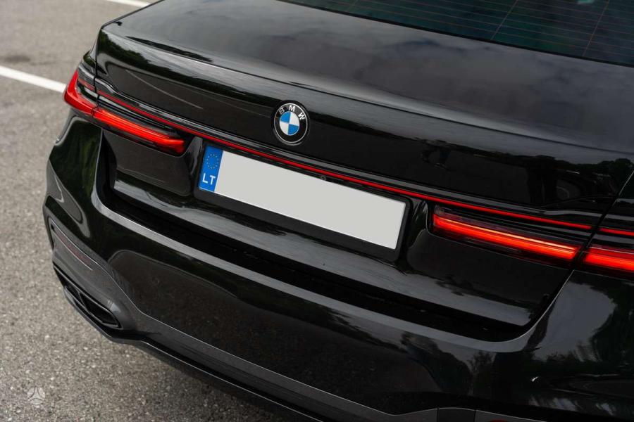 Black BMW 740 2017 in Vilnius, with an engine capacity of 3.00 L and mileage of 137 thousand km for 26000 €, photo 10 on AUTOMOTO.COM.LV