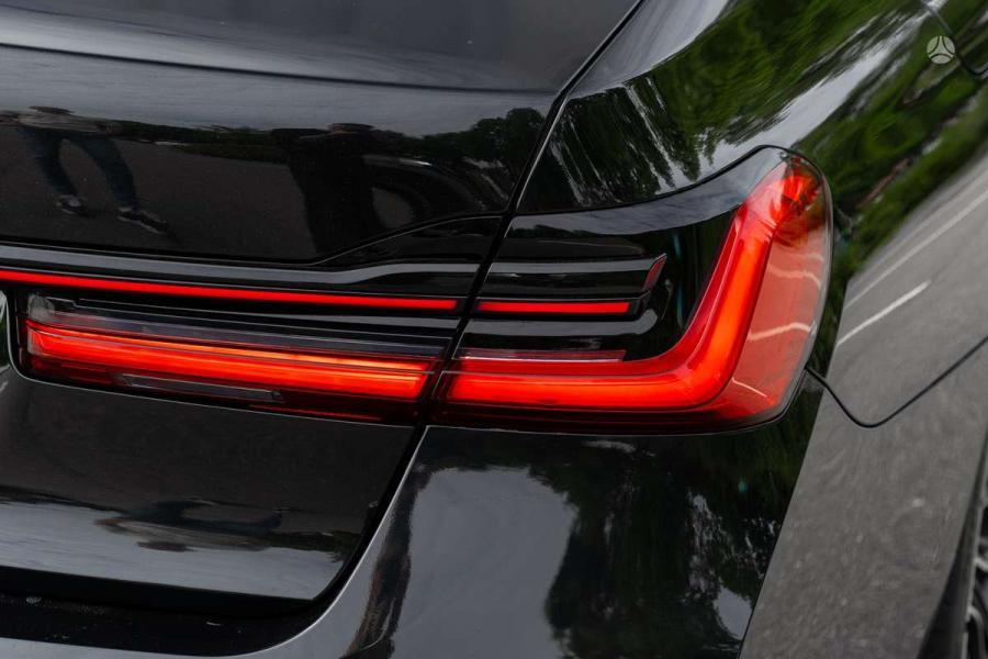 Black BMW 740 2017 in Vilnius, with an engine capacity of 3.00 L and mileage of 137 thousand km for 26000 €, photo 11 on AUTOMOTO.COM.LV