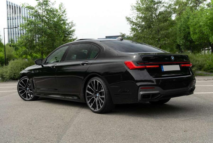 Black BMW 740 2017 in Vilnius, with an engine capacity of 3.00 L and mileage of 137 thousand km for 26000 €, photo 12 on AUTOMOTO.COM.LV