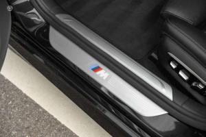 Black BMW 740 2017 in Vilnius, with an engine capacity of 3.00 L and mileage of 137 thousand km for 26000 €, photo 18 on AUTOMOTO.COM.LV