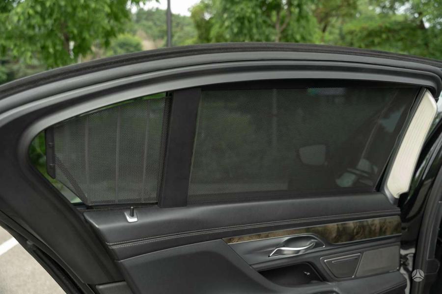 Black BMW 740 2017 in Vilnius, with an engine capacity of 3.00 L and mileage of 137 thousand km for 26000 €, photo 24 on AUTOMOTO.COM.LV
