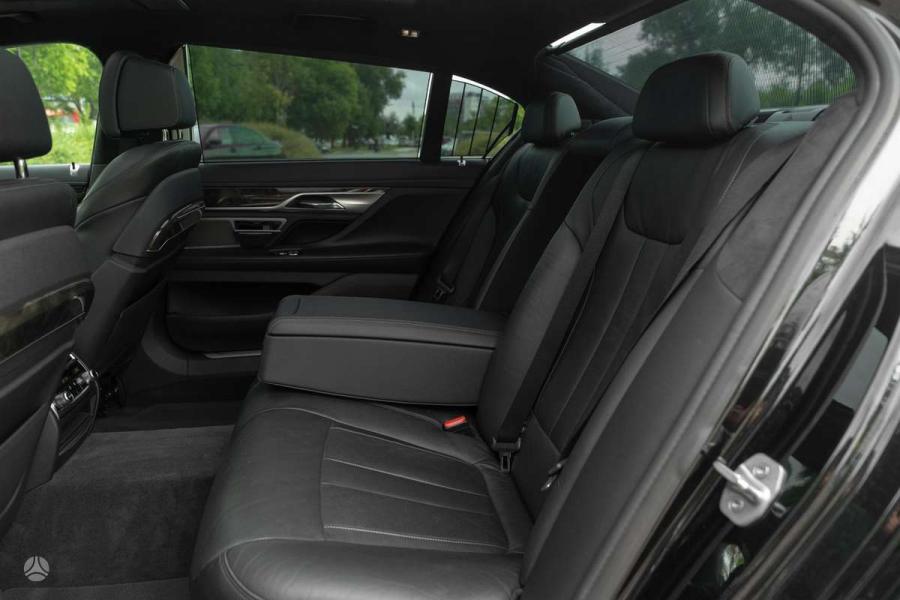 Black BMW 740 2017 in Vilnius, with an engine capacity of 3.00 L and mileage of 137 thousand km for 26000 €, photo 25 on AUTOMOTO.COM.LV