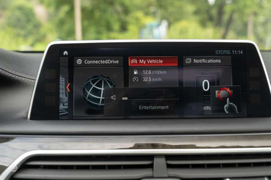 Black BMW 740 2017 in Vilnius, with an engine capacity of 3.00 L and mileage of 137 thousand km for 26000 €, photo 32 on AUTOMOTO.COM.LV