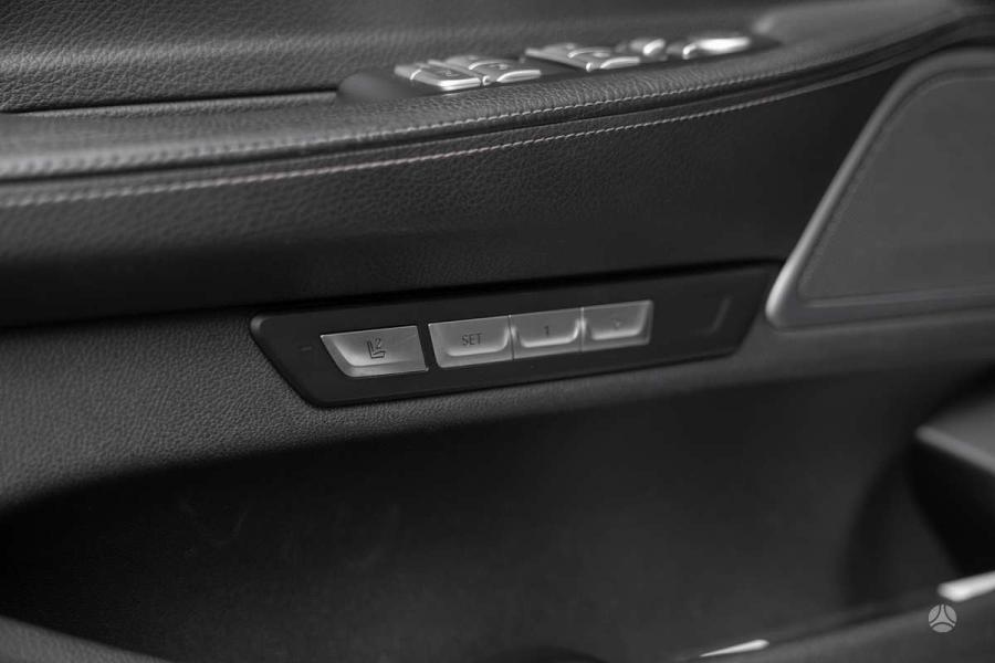 Black BMW 740 2017 in Vilnius, with an engine capacity of 3.00 L and mileage of 137 thousand km for 26000 €, photo 37 on AUTOMOTO.COM.LV