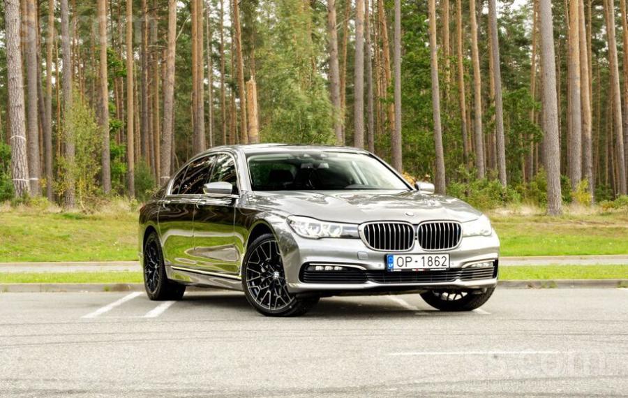 Black BMW 740 2017 in Riga, with an engine capacity of 2.00 L and mileage of 202 thousand km for 21990 €, photo 3 on AUTOMOTO.COM.LV