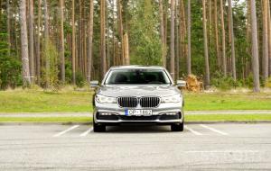 Black BMW 740 2017 in Riga, with an engine capacity of 2.00 L and mileage of 202 thousand km for 21990 €, photo 4 on AUTOMOTO.COM.LV