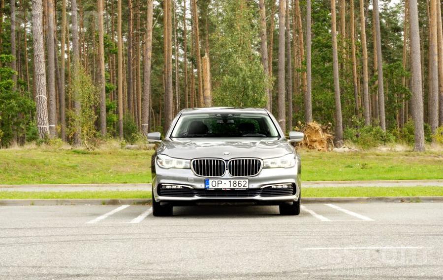 Black BMW 740 2017 in Riga, with an engine capacity of 2.00 L and mileage of 202 thousand km for 21990 €, photo 4 on AUTOMOTO.COM.LV