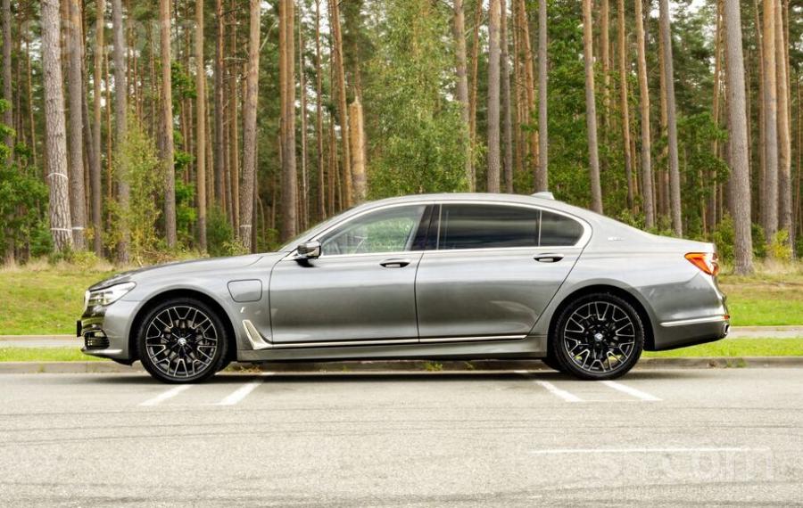 Black BMW 740 2017 in Riga, with an engine capacity of 2.00 L and mileage of 202 thousand km for 21990 €, photo 5 on AUTOMOTO.COM.LV