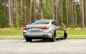 Black BMW 740 2017 in Riga, with an engine capacity of 2.00 L and mileage of 202 thousand km for 21990 €, photo 6 on AUTOMOTO.COM.LV