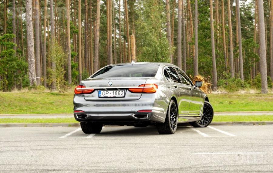 Black BMW 740 2017 in Riga, with an engine capacity of 2.00 L and mileage of 202 thousand km for 21990 €, photo 6 on AUTOMOTO.COM.LV