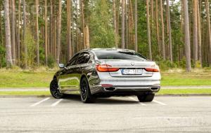 Black BMW 740 2017 in Riga, with an engine capacity of 2.00 L and mileage of 202 thousand km for 21990 €, photo 8 on AUTOMOTO.COM.LV