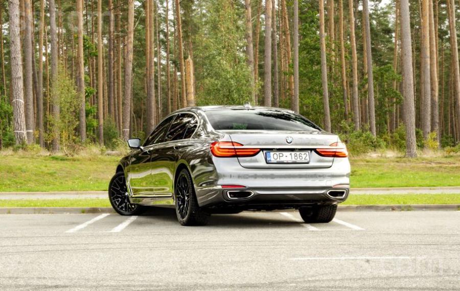 Black BMW 740 2017 in Riga, with an engine capacity of 2.00 L and mileage of 202 thousand km for 21990 €, photo 8 on AUTOMOTO.COM.LV