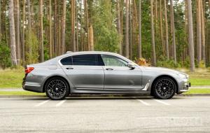 Black BMW 740 2017 in Riga, with an engine capacity of 2.00 L and mileage of 202 thousand km for 21990 €, photo 9 on AUTOMOTO.COM.LV