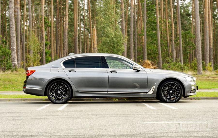 Black BMW 740 2017 in Riga, with an engine capacity of 2.00 L and mileage of 202 thousand km for 21990 €, photo 9 on AUTOMOTO.COM.LV