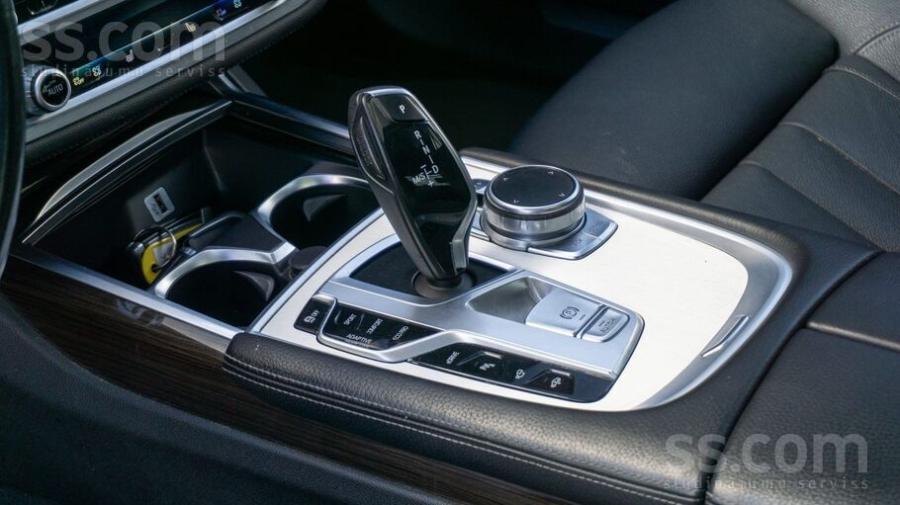 Black BMW 740 2017 in Riga, with an engine capacity of 2.00 L and mileage of 202 thousand km for 21990 €, photo 15 on AUTOMOTO.COM.LV