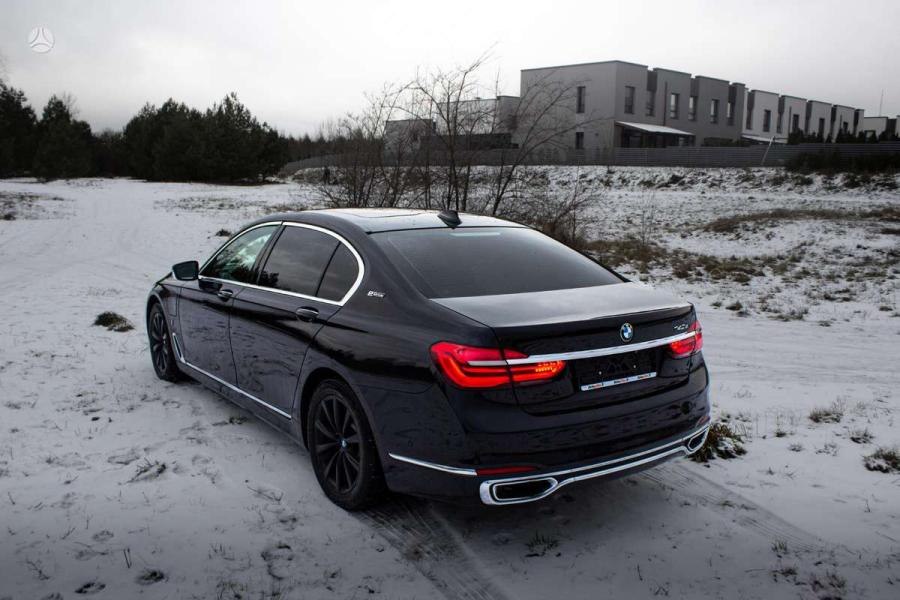 Melns BMW 740 2018 Viļņa, ar dzinēja tilpumu 2.00 L un nobraukumu 221 tūkst. km par 25000 €, foto 6 vietnē AUTOMOTO.COM.LV