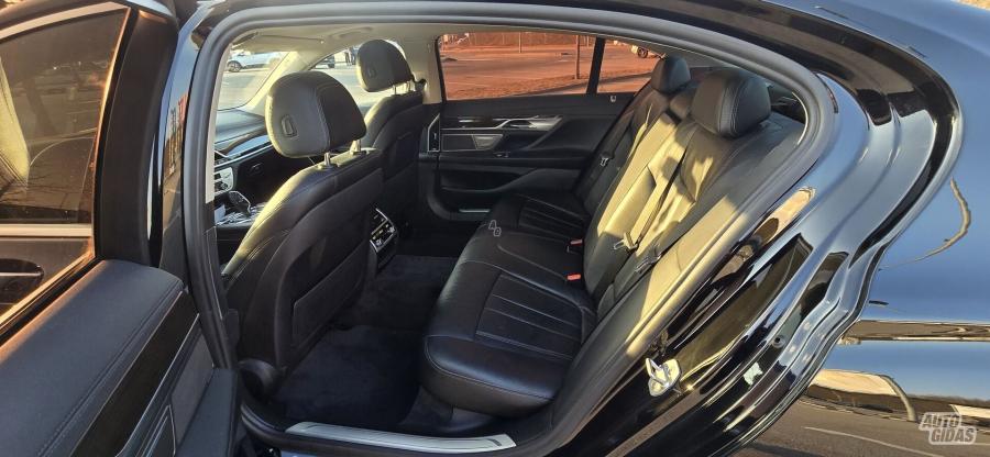 Black BMW 740 2018 in Vilnius, with an engine capacity of 3.00 L and mileage of 168 thousand km for 20950 €, photo 10 on AUTOMOTO.COM.LV