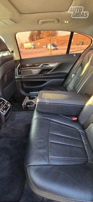 Black BMW 740 2018 in Vilnius, with an engine capacity of 3.00 L and mileage of 168 thousand km for 20950 €, photo 16 on AUTOMOTO.COM.LV