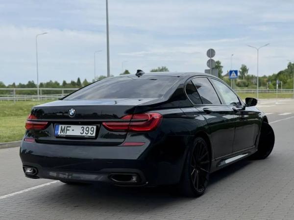 Black BMW 740 2018 in Rezekne, with an engine capacity of 3.00 L and mileage of 221 thousand km for 29990 €, photo 6 on AUTOMOTO.COM.LV