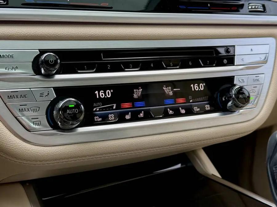 Melns BMW 740 2018 Rēzekne, ar dzinēja tilpumu 3.00 L un nobraukumu 221 tūkst. km par 29990 €, foto 24 vietnē AUTOMOTO.COM.LV