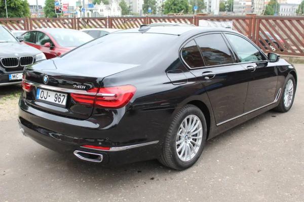Black BMW 740 2018 in Liepaja, with an engine capacity of 3.00 L and mileage of 120 thousand km for 29500 €, photo 4 on AUTOMOTO.COM.LV