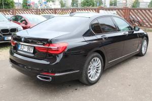 Black BMW 740 2018 in Liepaja, with an engine capacity of 3.00 L and mileage of 120 thousand km for 29500 €, photo 5 on AUTOMOTO.COM.LV