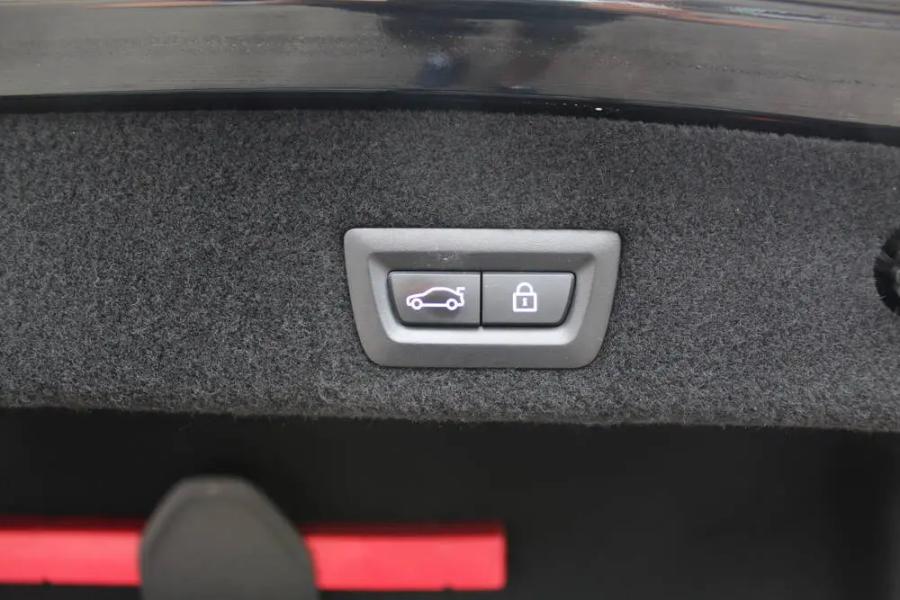 Black BMW 740 2018 in Liepaja, with an engine capacity of 3.00 L and mileage of 120 thousand km for 29500 €, photo 7 on AUTOMOTO.COM.LV