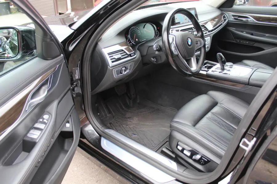 Black BMW 740 2018 in Liepaja, with an engine capacity of 3.00 L and mileage of 120 thousand km for 29500 €, photo 8 on AUTOMOTO.COM.LV