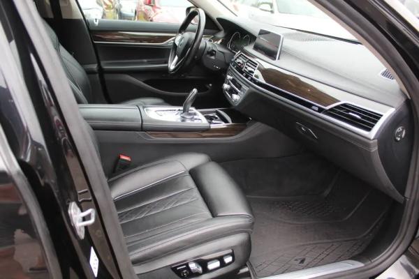 Melns BMW 740 2018 Liepāja, ar dzinēja tilpumu 3.00 L un nobraukumu 120 tūkst. km par 29500 €, foto 10 vietnē AUTOMOTO.COM.LV